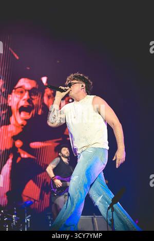 Napoli, Italy. 17th Oct, 2025. The Italian singer Federico Olivieri ...
