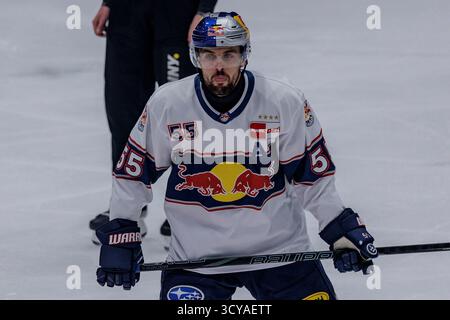 Fabio Wagner (EHC Red Bull Munich, #55) during warmup GER, EHC Red Bull ...
