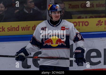Jeremy McKenna (EHC Red Bull Muenchen, #91) here fails with a shot ...