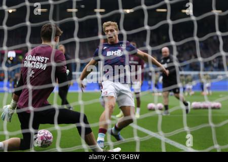 19, Zian Flemming of Burnley FC celebrates the goal with team mates ...