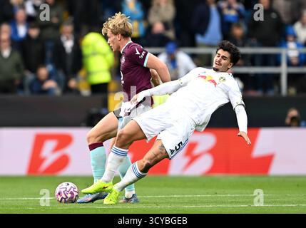 Zian Flemming of Burnley during the Premier League match Wolverhampton ...