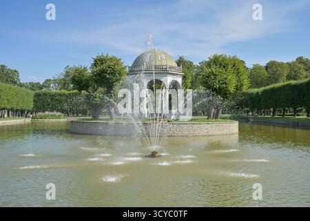 Brunnen, Schwanensee, Kadriorg-Park, Tallinn, Estland Stock Photo - Alamy