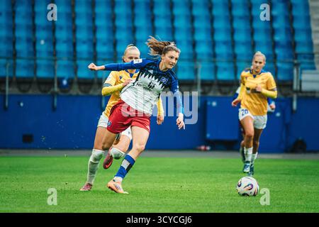 Lotta Wrede (Hamburger SV, 32) am Ball, Freisteller, Einzelbild ...