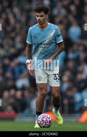 Nico O'Reilly of Manchester City with the ball during the Premier ...