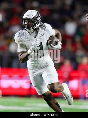 Oregon tight end Jamari Johnson (9) celebrates after a run during the ...