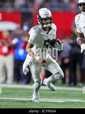 Oregon quarterback Dante Moore (5) runs the ball during the first half ...