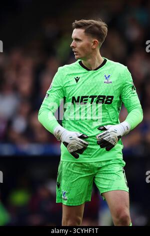 Dean Henderson of Crystal Palace during the warm up during the Premier ...