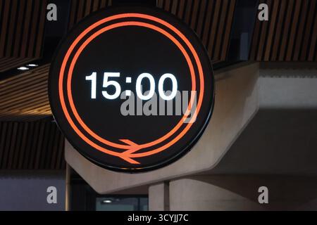 New Network Rail 'Rail Clock' design at London Bridge station. The ...