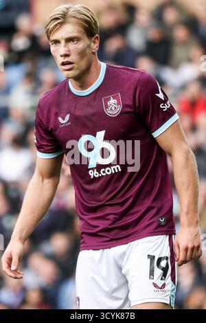 Zian Flemming of Burnley during the Premier League match Wolverhampton ...