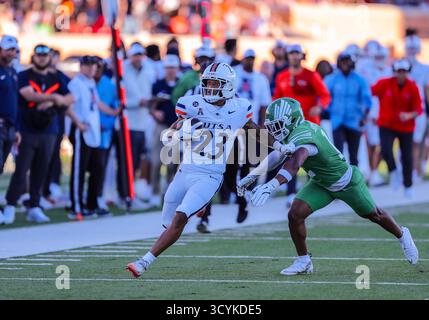 UTSA running back Will Henderson III (23) runs with the ball against ...