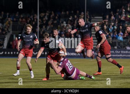 Tom Burrow of Sale Sharks tackles Theo Dan of Saracens during the ...