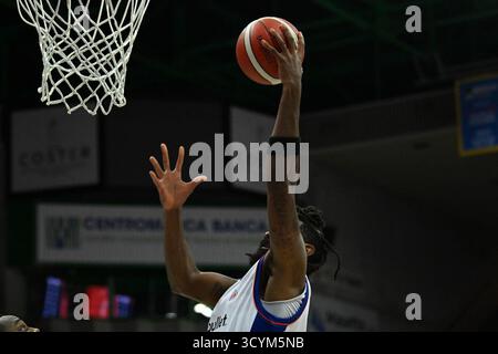 Kruize Pinkins ( Nutribullet Treviso Basket Stock Photo - Alamy