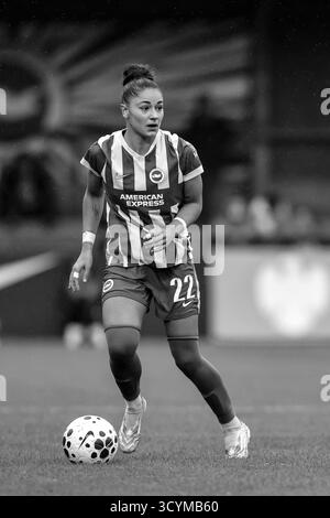 Carla Camacho (22 Brighton and Hove Albion) cuts back inside during the ...