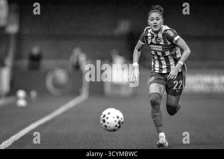 Carla Camacho (22 Brighton and Hove Albion) cuts back inside during the ...