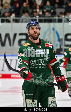 Augsburg, Deutschland. 19th Oct, 2025. im Duell Matthew WEDMAN (L?wen ...