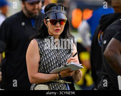 Indianapolis Colts owner Carlie Irsay-Gordon signs autographs before an ...