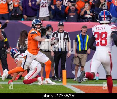 October 26, 2025: Denver Broncos linebacker Alex Singleton (49) flexes ...