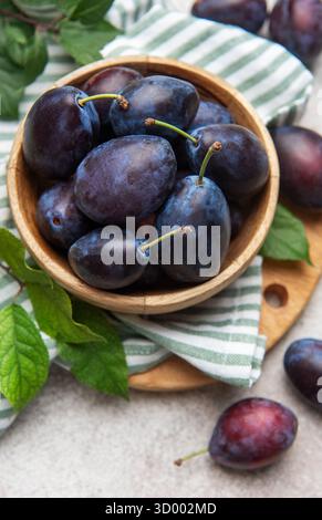 fresh ripe plums in a light ceramic plate on a wooden background Stock ...
