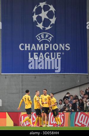 from left Jobe Bellingham (Dortmund), referee Robert Hartmann Berlin ...
