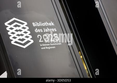 Siegburg, Germany. 21st Oct, 2025. Books on a cell rail in the city ...