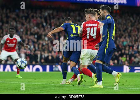 Viktor Gyökeres Of Arsenal scores a GOAL 0-1 during the Burnley v ...