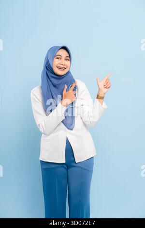 Young Asian woman doctor presenting anatomical organ model during ...
