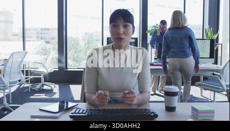 Pens sticky notes near keyboard mouse . High quality and resolution ...