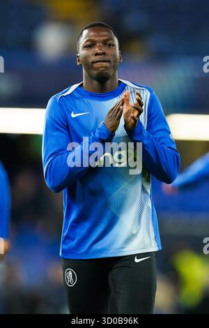 LONDON, ENGLAND - OCTOBER 22: Moises Caicedo and Romeo Laviaa of ...