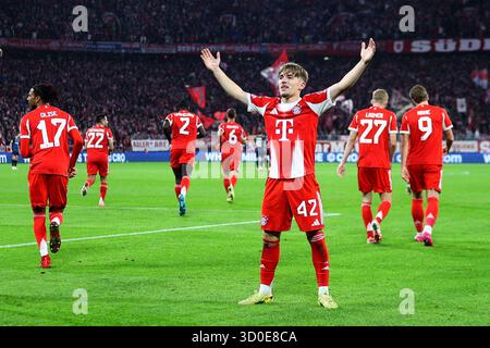 Tom Bischof (FC Bayern Muenchen, #20) im Zweikampf, GER, Paris Saint ...