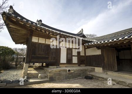 Rich choi family of gyeongju traditional estate located in gyodong ...