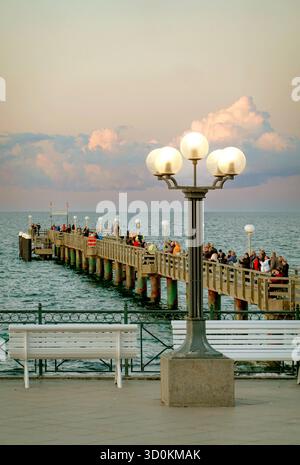 Die Seebrücke in Kühlungsborn-Ostsee mit vielen Touristen - gesehen am ...