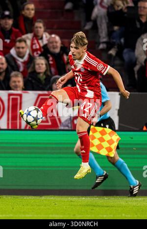 Lennart Karl (FC FC Bayern Munich, #42) with Alphonso Davies (FC FC ...