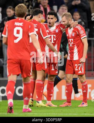 from left: Konrad Laimer, Aleksandar Pavlovic, Tom Bischof (Bayern ...
