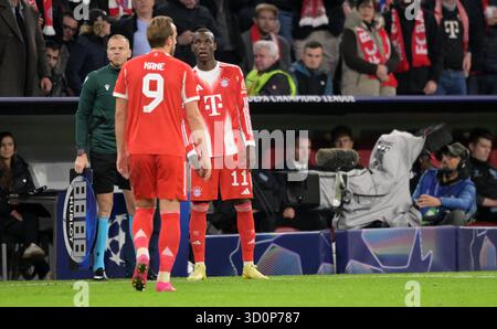 from left Harry Kane, Nicolas Capaldo (HSV Hamburg), referee Harm ...