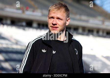 Newcastle United goalkeeper Aaron Ramsdale arrives during the Premier ...