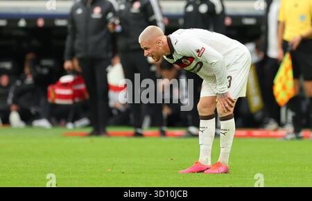 Louis Oppie (FC St. Pauli Hamburg, #23) fouls Philipp Treu (Freiburg ...