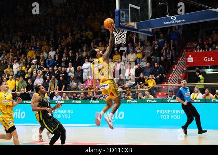 Marcus Graves (Phoenix Hagen, #0, Guard) during play setup. Fabian ...