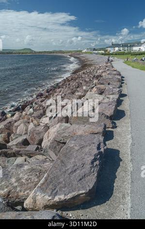 Irish seascape. View of Ballinskelligs bay and Scariff island in Ring ...