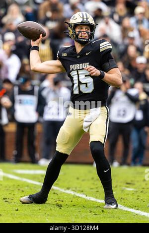Purdue quarterback Ryan Browne (15) makes a pass during an NCAA college ...