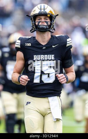 Purdue quarterback Ryan Browne (15) makes a pass during an NCAA college ...