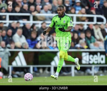 Issa Diop of Fulham during the Premier League match Fulham vs Chelsea ...