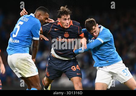 Pio Esposito of FC Inter and Juan Jesus of SSC Napoli during the ...