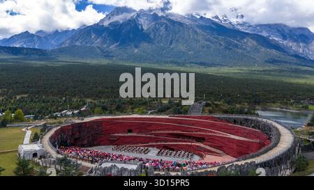 Aerial photo shows tourists watching waves at the seaside in Qingdao ...