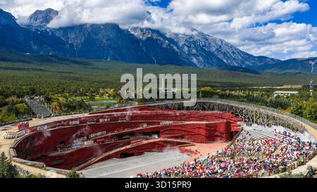 Aerial photo shows tourists watching waves at the seaside in Qingdao ...