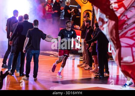 Demarcus Demonia (BMA365 Bamberg Baskets, #08) mit Alex OConnell (Alba ...
