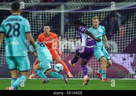 Bioty Moise Kean (Fiorentina) shoots towards the goal against Victor ...