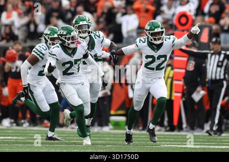 New York Jets' Malachi Moore (27) celebrates with teammate Tony Adams ...