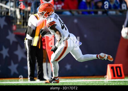 Cleveland Browns tight end Harold Fannin Jr. (44)) is tackled by ...
