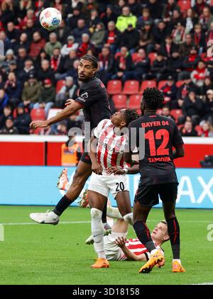 Loic Bade (Bayer 04 Leverkusen, #05) clears in front of Tim Lemperle ...