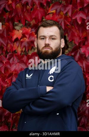 England’s Luke Cowan-Dickie (centre, bottom) scores his sides fourth ...